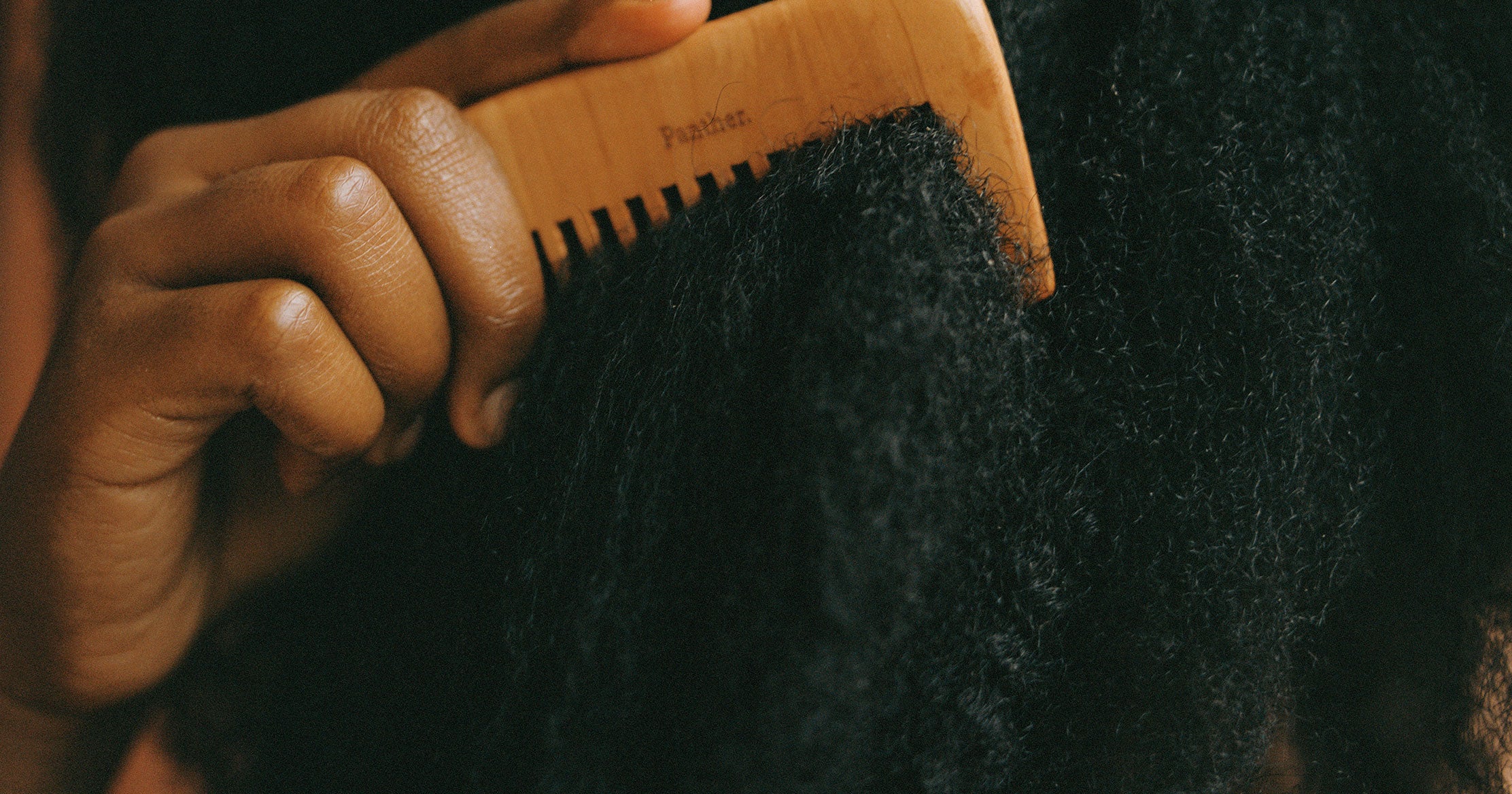 Cheveux : pourquoi le défrisage regagne en popularité