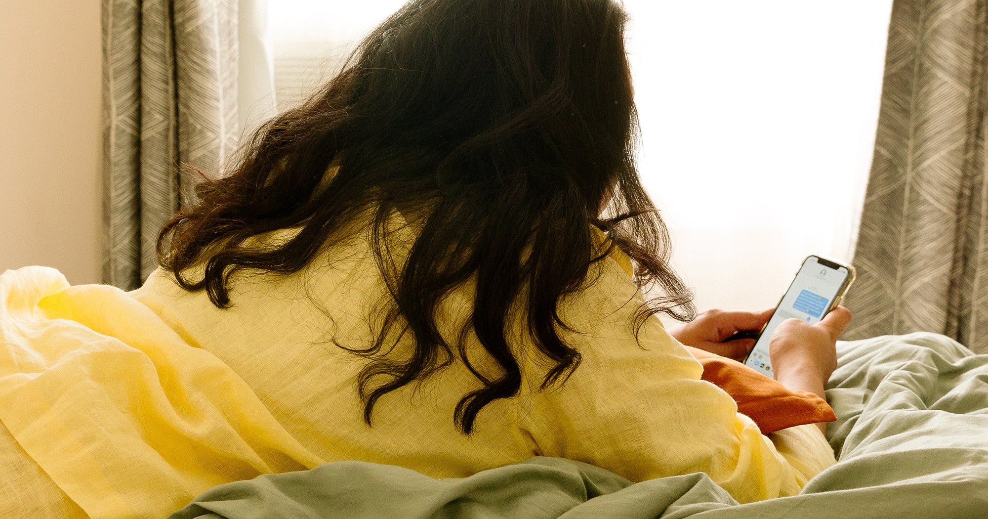 How To Navigate The 'Talking Stage' In Dating