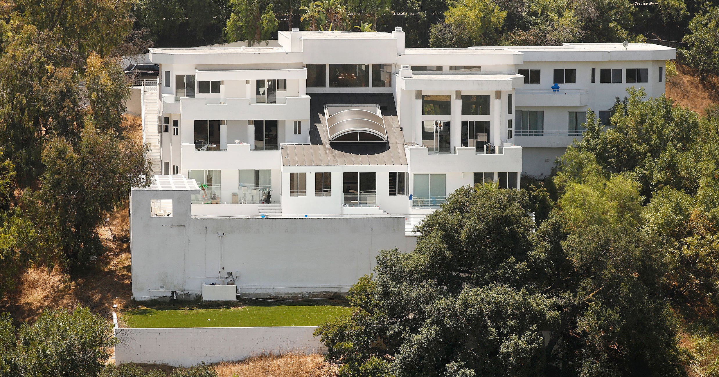 How LA Mansion Parties Expose Privilege During COVID-19